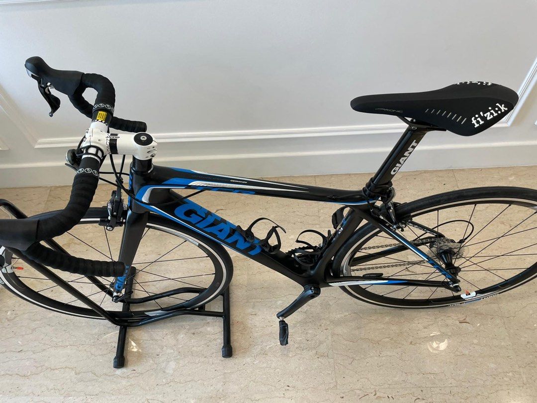Giant TCR Advanced 2 (Black/Blue & White), Sports Equipment, Bicycles & Parts, Bicycles on Carousell