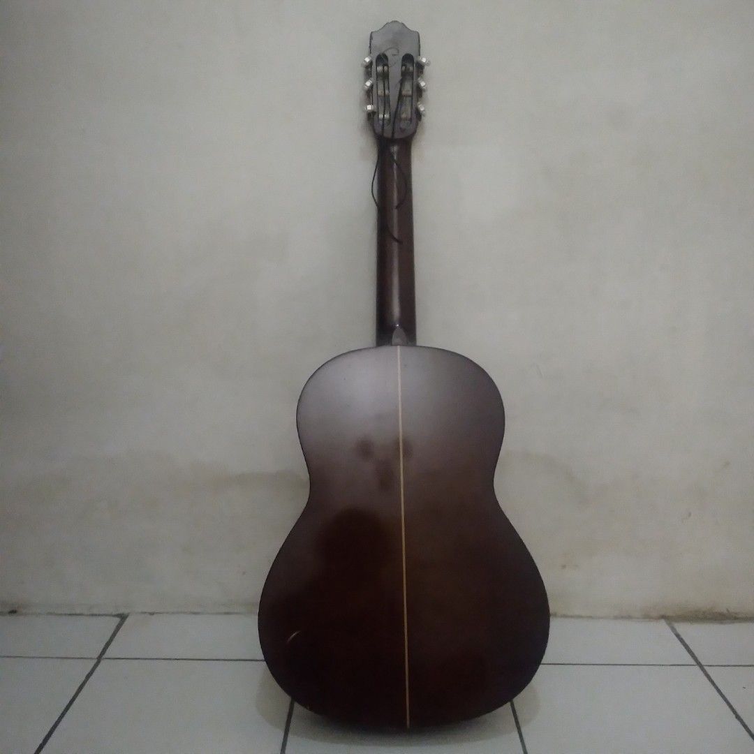 Gitar Klasik Nilon Yamaha C390, Musik & Media, Alat di Carousell