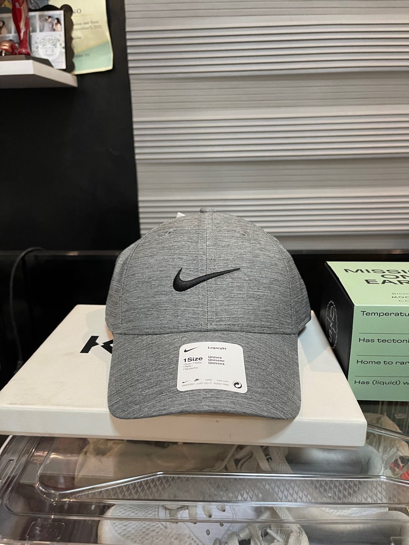 Nike golf legacy cap on Carousell
