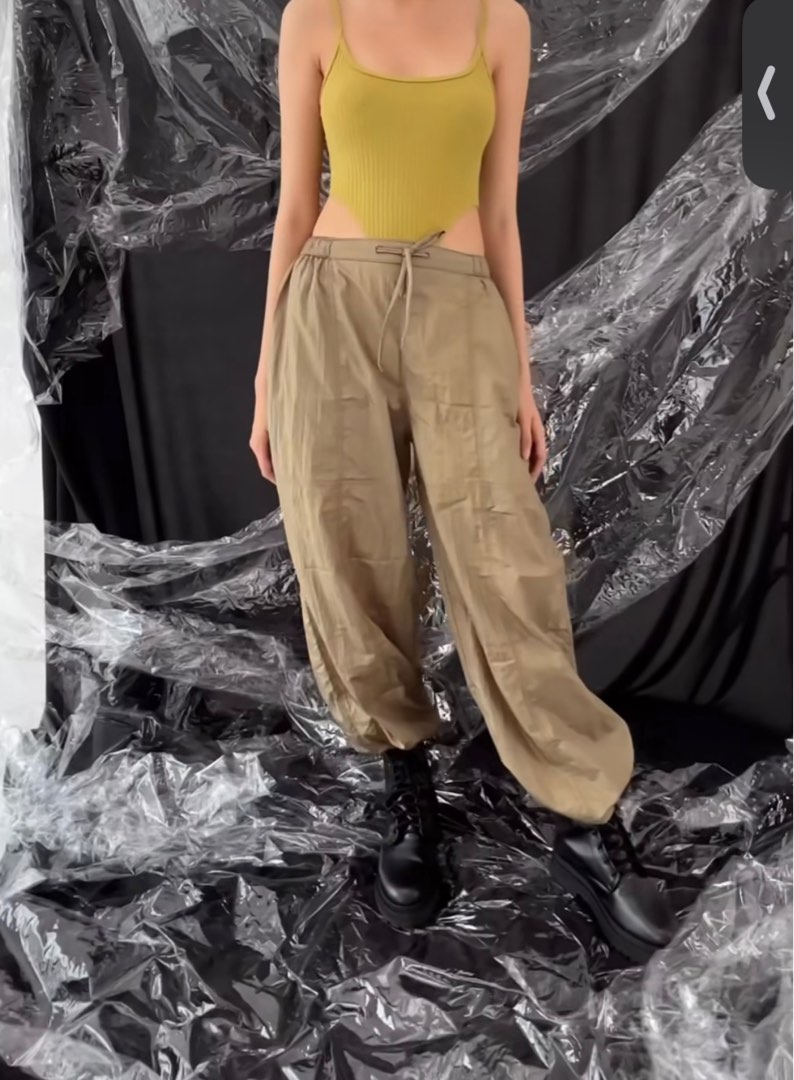 Parachute pants olive motel rocks look a like, Fesyen Wanita, Pakaian Wanita, Bawahan di Carousell