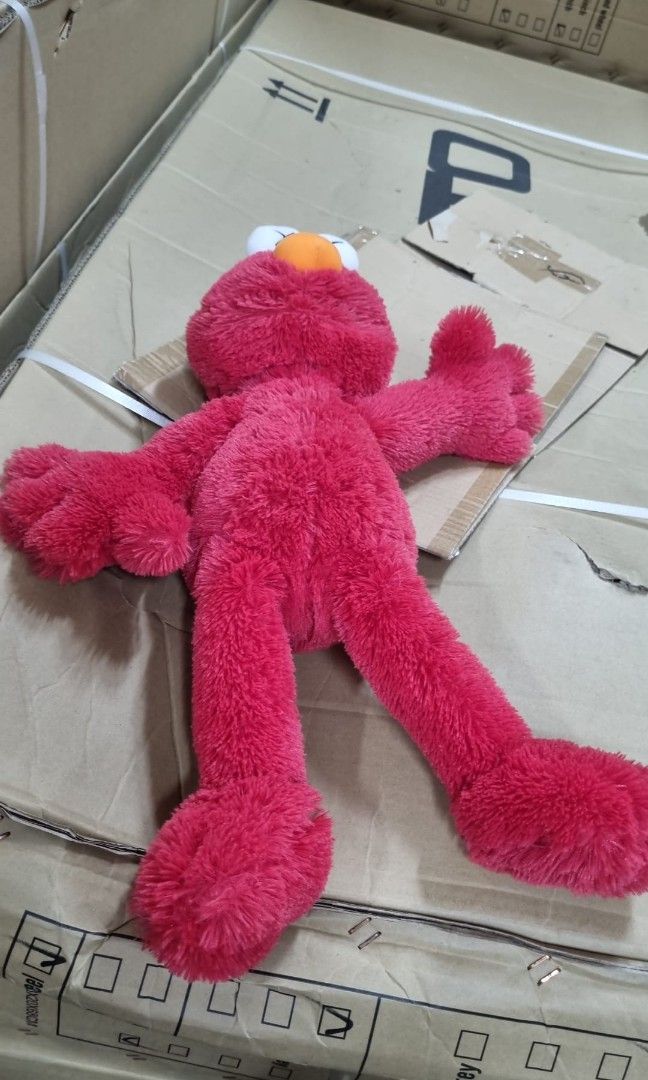 Uniqlo Kaws Elmo Kaw Sesame Street elmo Kaw edition, Hobbies & Toys ...