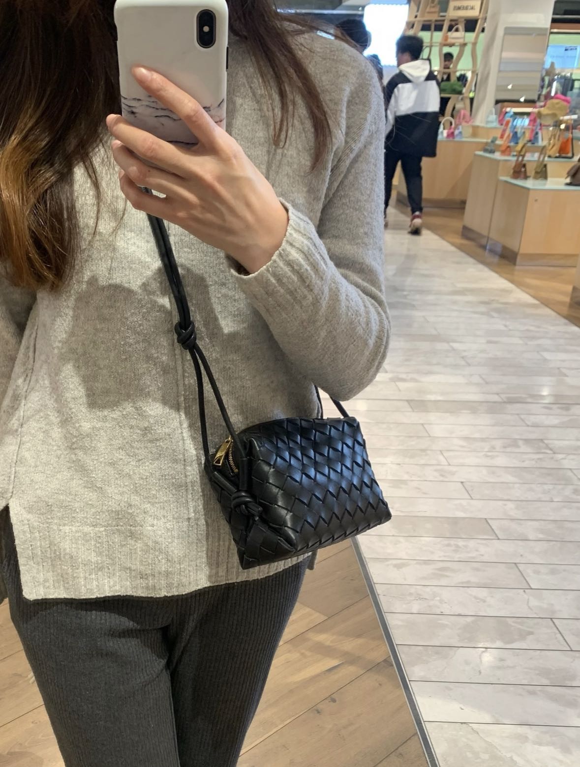 BV mini loop camera bag, 女裝, 手袋及銀包, 多用途袋 - Carousell