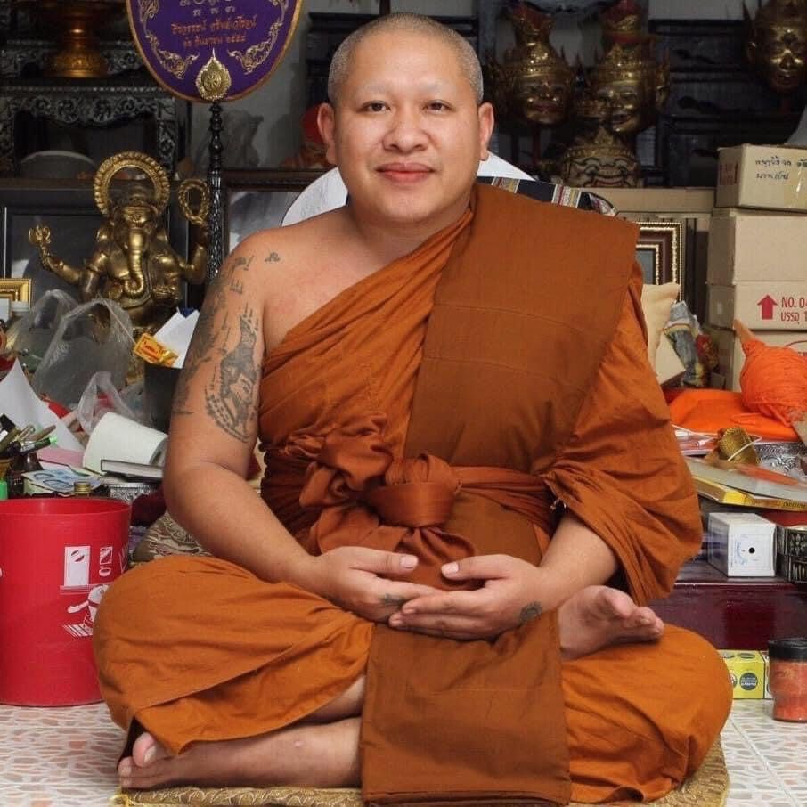 龍婆亮LP Leing 大型動物牙 鬼王法器（浸人緣油）, 興趣及遊戲, 收藏品及紀念品, 宗教物品 - Carousell