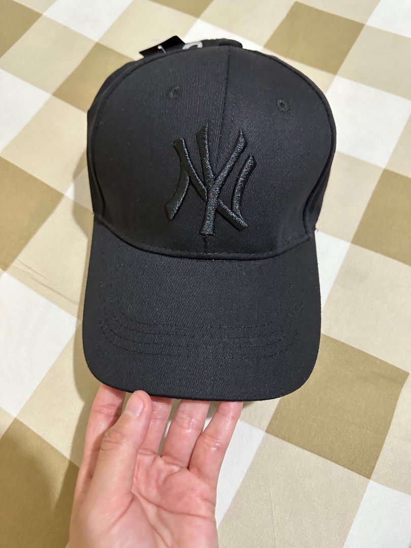 Topi new era, Fesyen Wanita, Aksesoris di Carousell