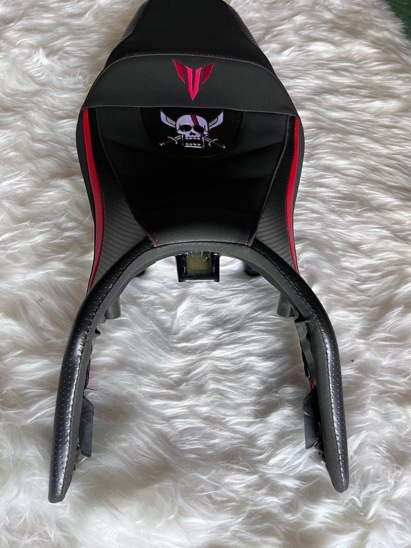 Yamaha MT15 custom racing seat. Custom one piece embroidery ...