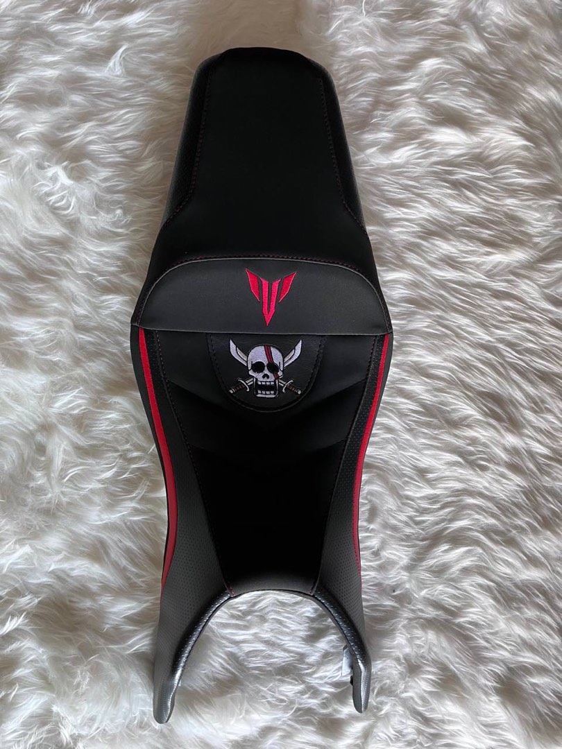 Yamaha MT15 custom racing seat. Custom one piece embroidery ...