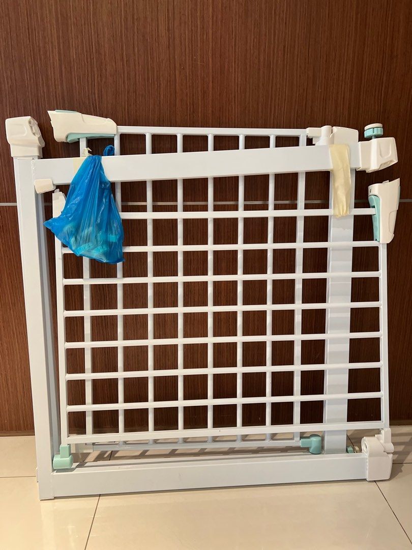 AUTO CLOSE SAFETY GATE, Babies & Kids, Baby Nursery & Kids Furniture ...