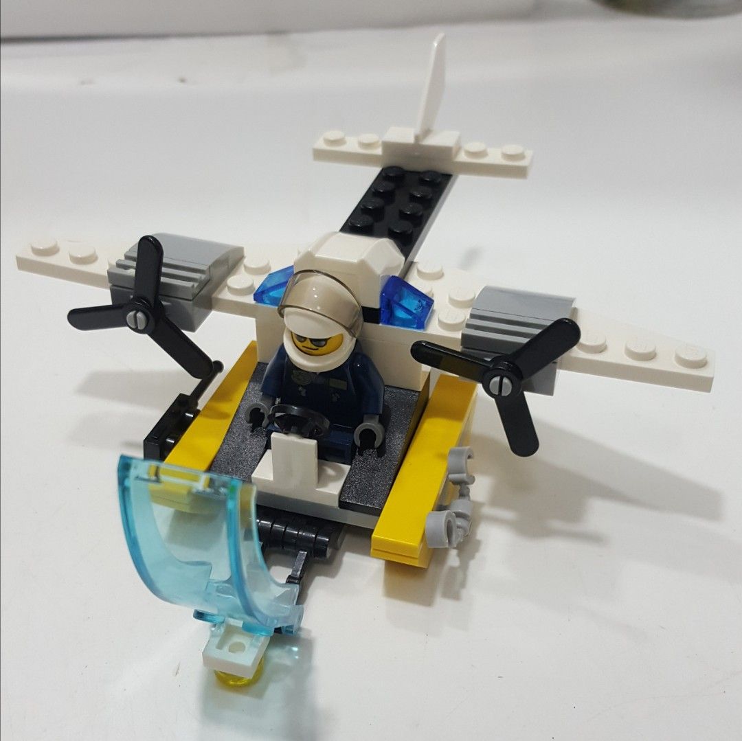 LEGO City 30346 樂高海上巡邏直升機包埋警察人仔1個。 正版9成9新已砌好已封存實物如圖 。沒盒沒說明書但可點激以下連結看如何砌 ...