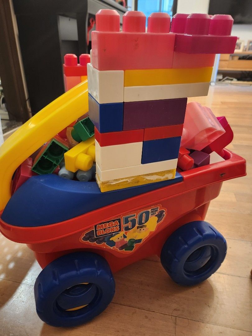 Mega Bloks with trolley, 興趣及遊戲, 玩具 & 遊戲類 - Carousell