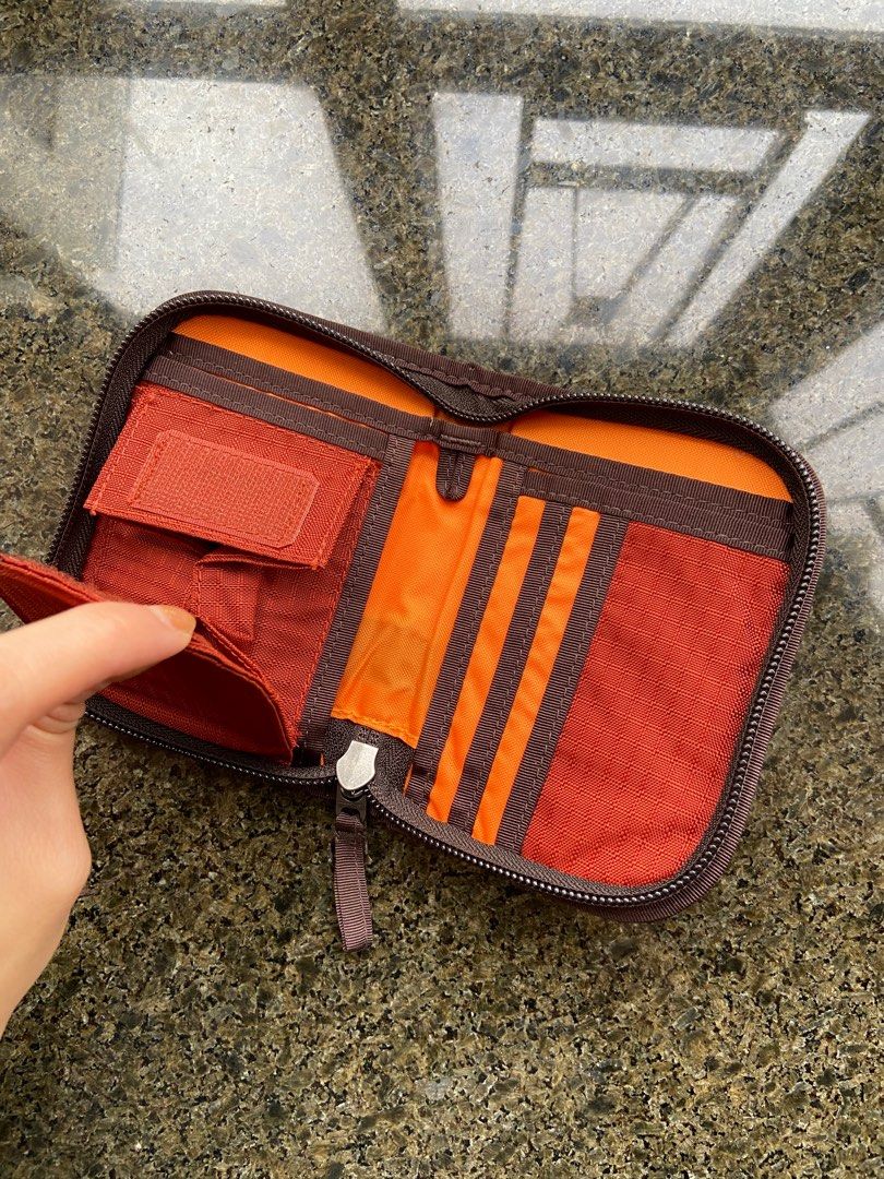 Montbell Zip Wallet, 女裝, 手袋及銀包, 銀包、卡片套 - Carousell