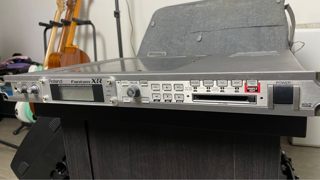 Roland Fantom XR Rack Synthesiser/Sampler, 興趣及遊戲, 音樂、樂器 & 配件, 樂器 ...