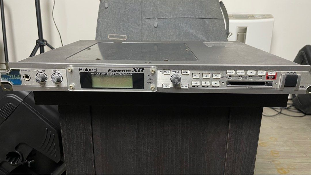 Roland Fantom XR Rack Synthesiser/Sampler, 興趣及遊戲, 音樂、樂器 & 配件, 樂器 ...