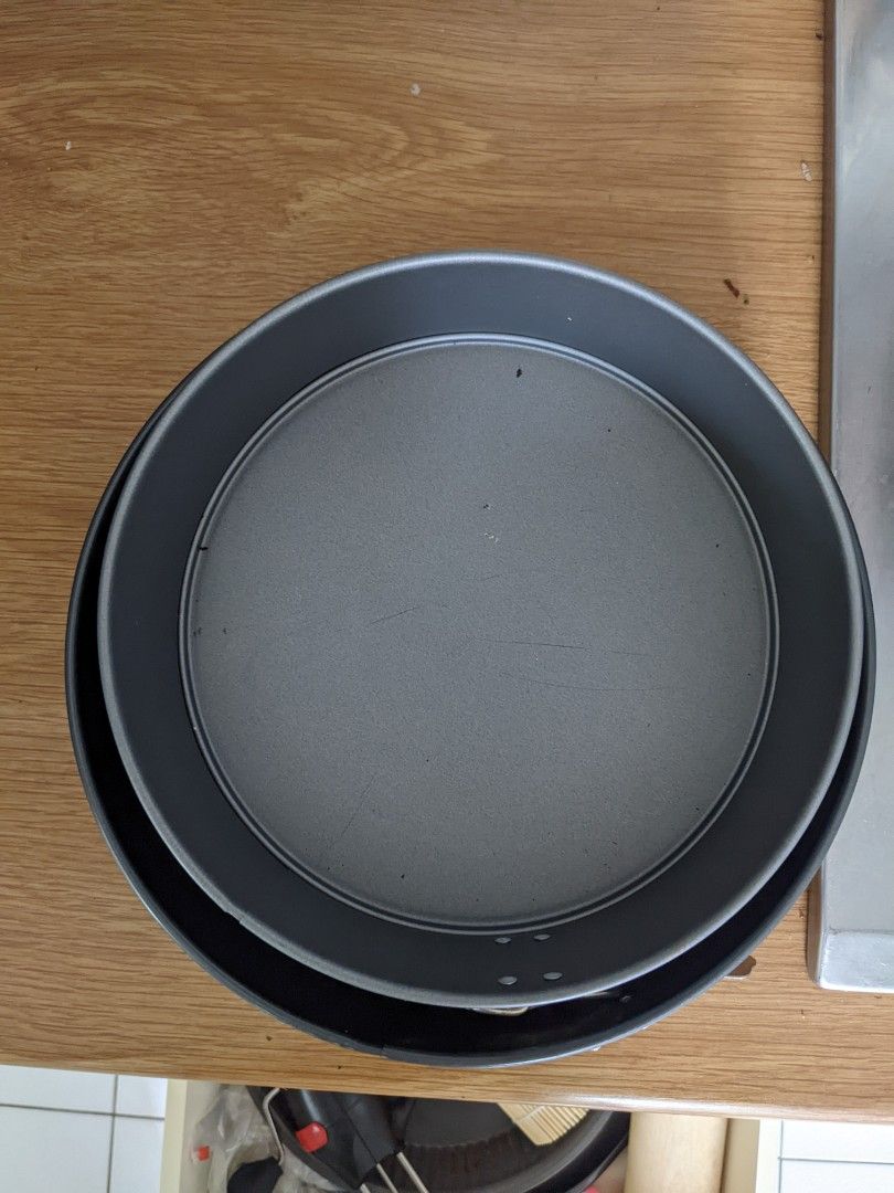 Round Cake Tin 2 sizes, Furniture & Home Living, Kitchenware ...