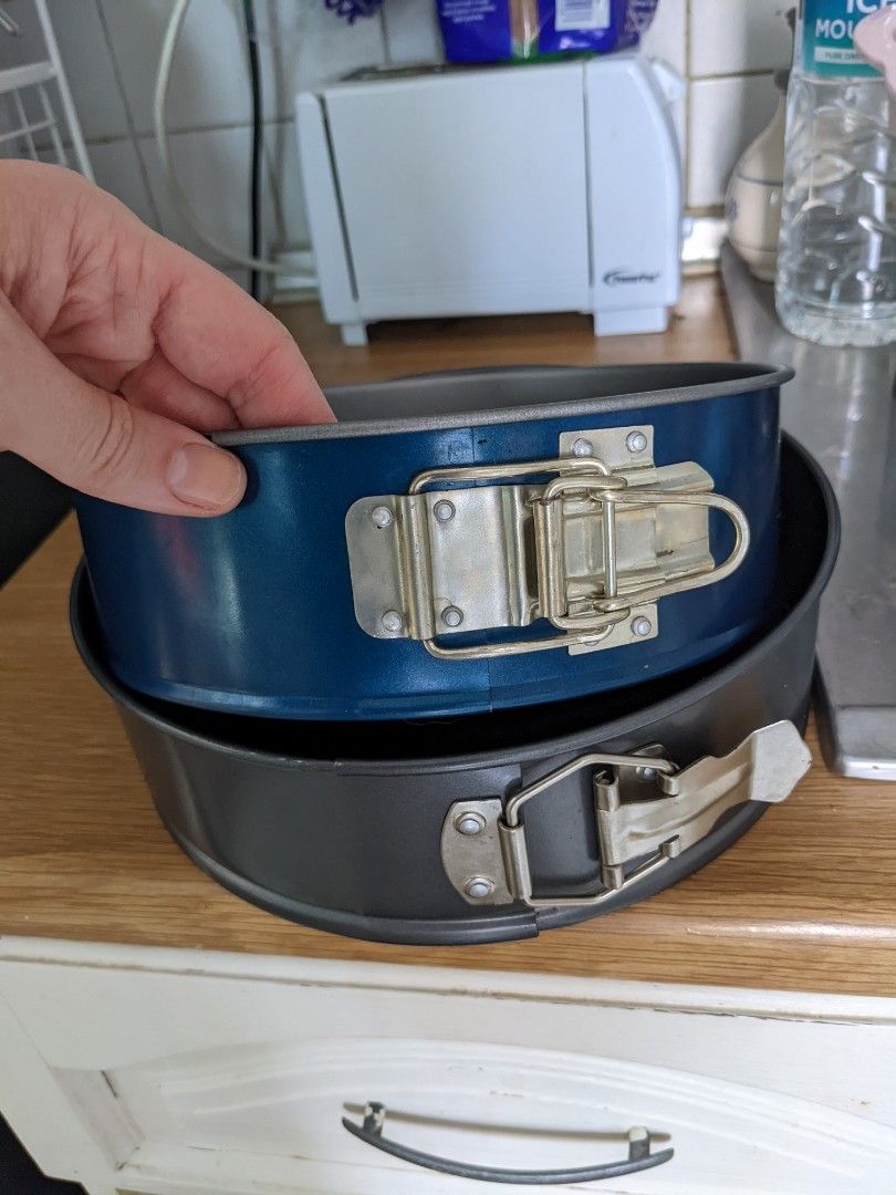 Round Cake Tin 2 sizes, Furniture & Home Living, Kitchenware ...
