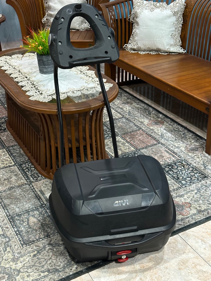 Y15 Givi Box 43L & Monorack Givi, Motorbikes on Carousell