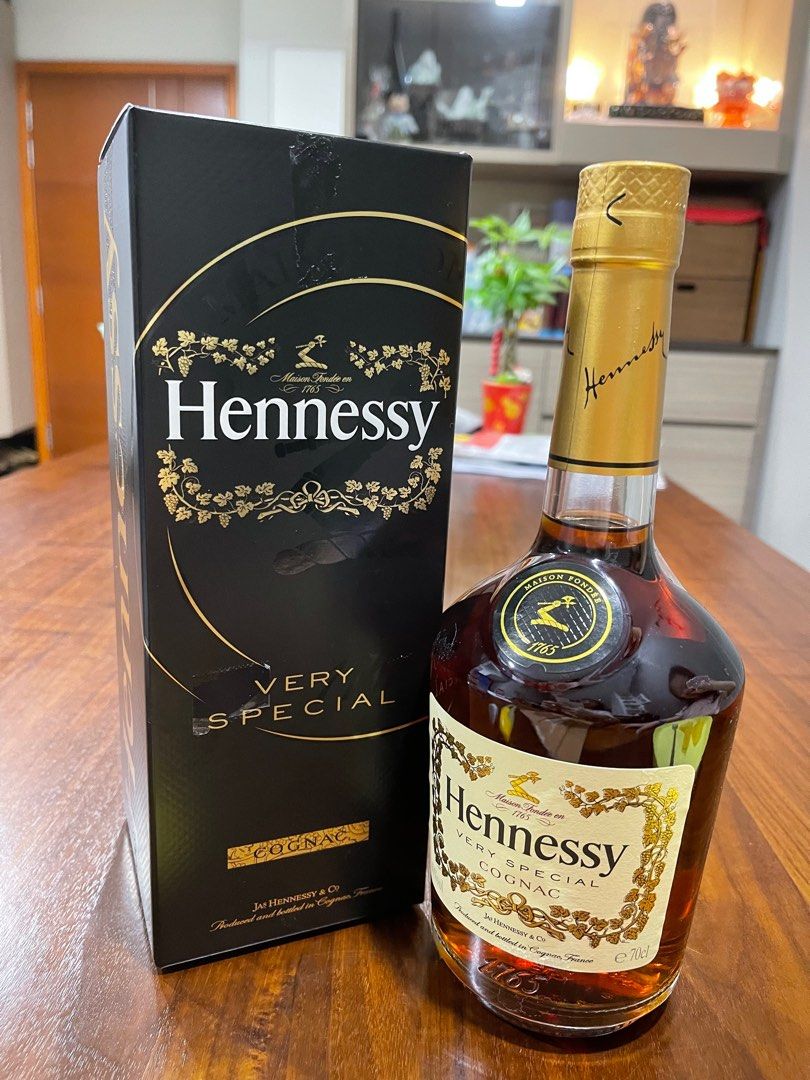 Hennessy V.S. Cognac ABV 40% 70cl Gift Box, Food & Drinks, Alcoholic Beverages on Carousell