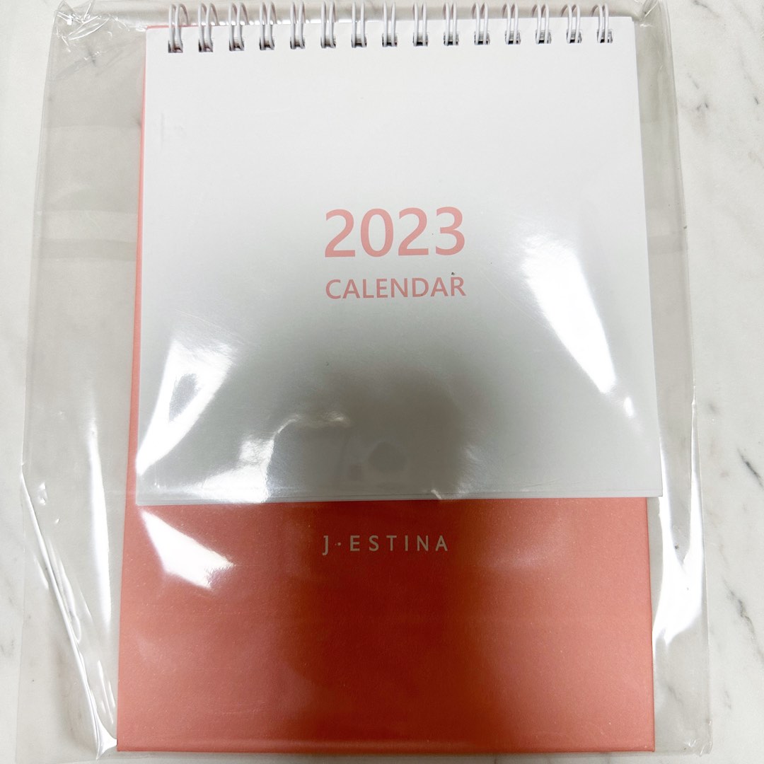 IU Jestina 2023 calendar, 興趣及遊戲, 收藏品及紀念品, 韓流 - Carousell