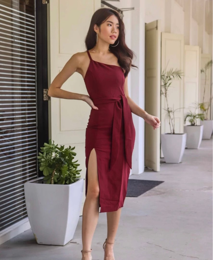 Mikayla Felly Padded Toga Slit Midi Dress in Maroon, Women's Fashion ...