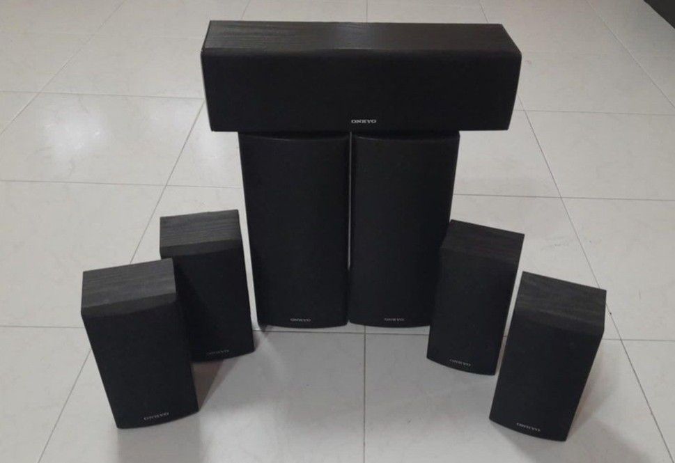 Onkyo Speakers 7 Pcs Audio Soundbars Speakers And Amplifiers On