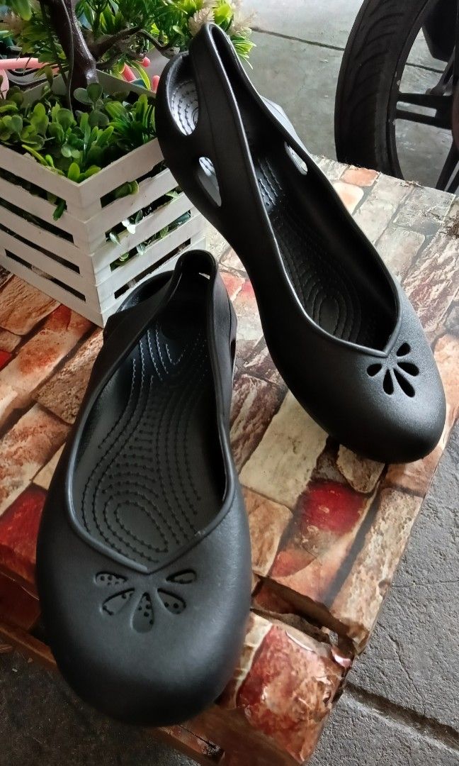 Original Crocs, Women's Fashion, Footwear, Flats & Sandals on Carousell