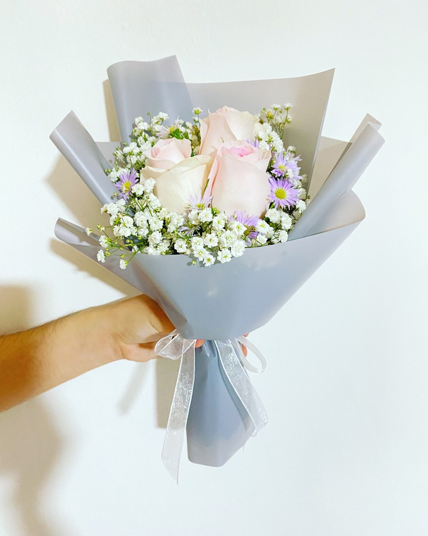 [PREORDER] Three roses flower bouquet for Valentines , Hobbies & Toys ...