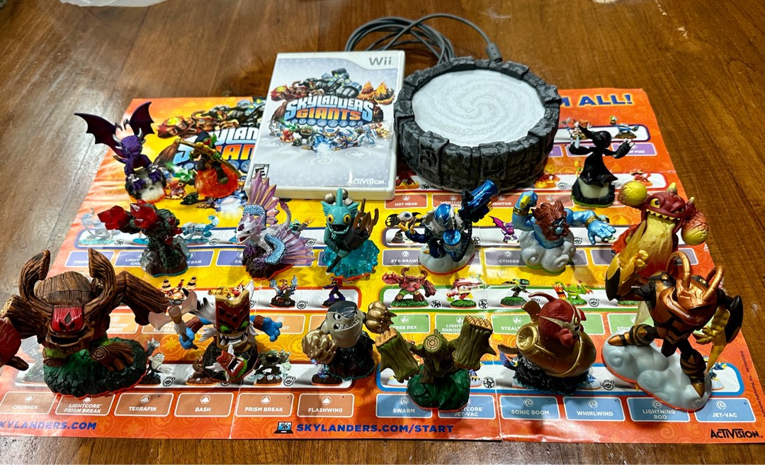 Skylanders (15 figurines and all other items in the photo), Hobbies ...