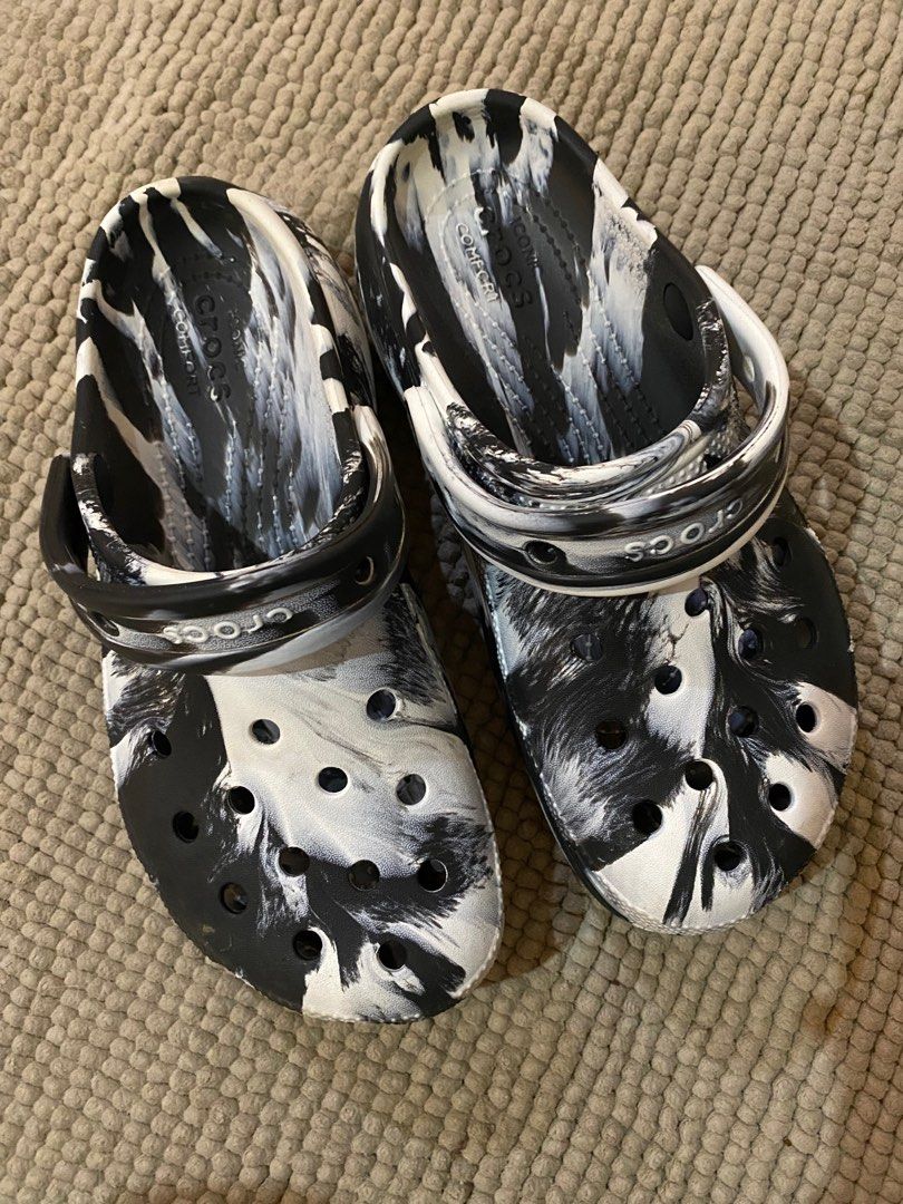 Crocs marble, Women's Fashion, Footwear, Flipflops and Slides on Carousell