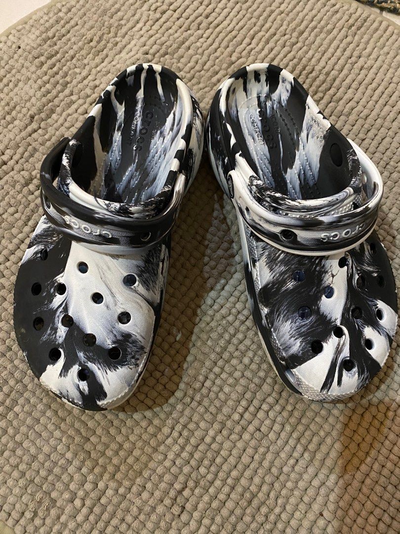 Crocs marble, Women's Fashion, Footwear, Flipflops and Slides on Carousell