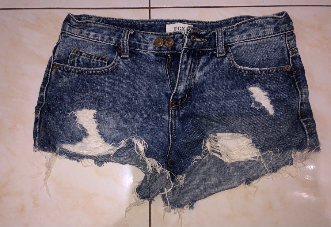 Maong na short, Women's Fashion, Bottoms, Shorts on Carousell