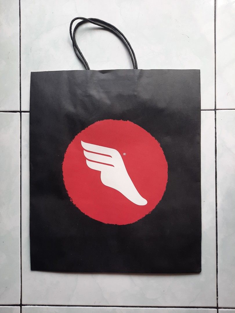Paper Bag The Athlete's Foot, Fesyen Pria, Tas & Dompet , Lainnya di ...
