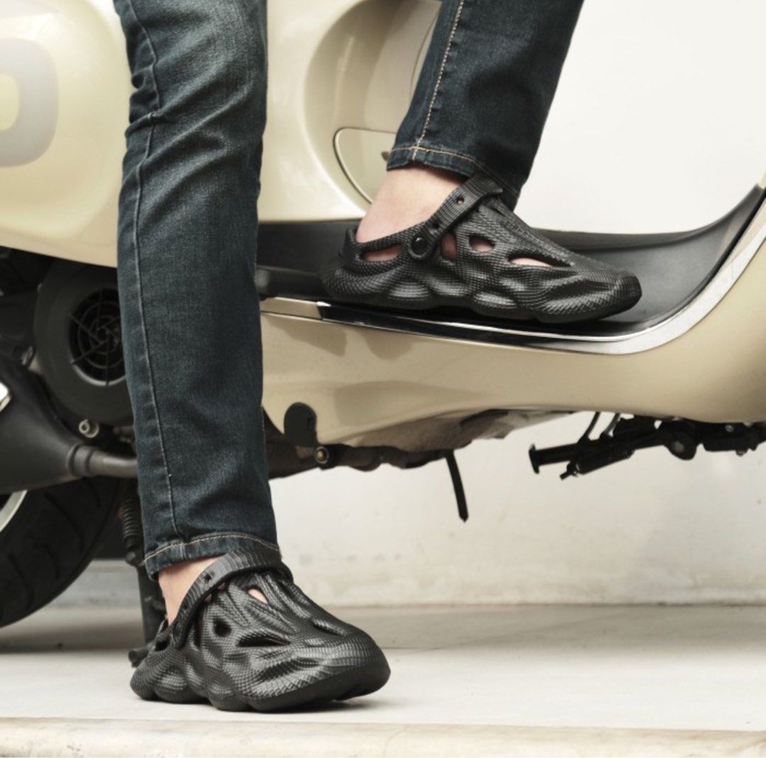 Dragon Slippery (not crocs), Men's Fashion, Footwear, Flipflops and ...