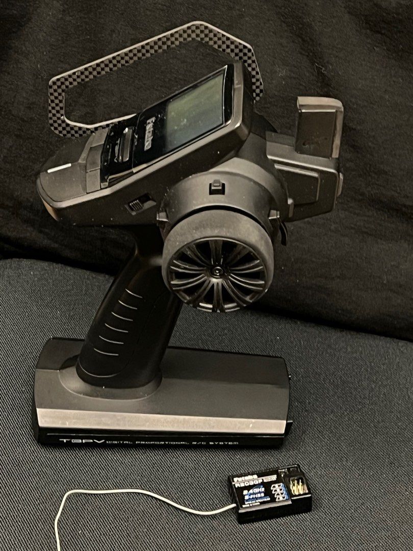 FUTABA 3PV Transmitter & receiver set, 興趣及遊戲, 玩具 & 遊戲類 - Carousell