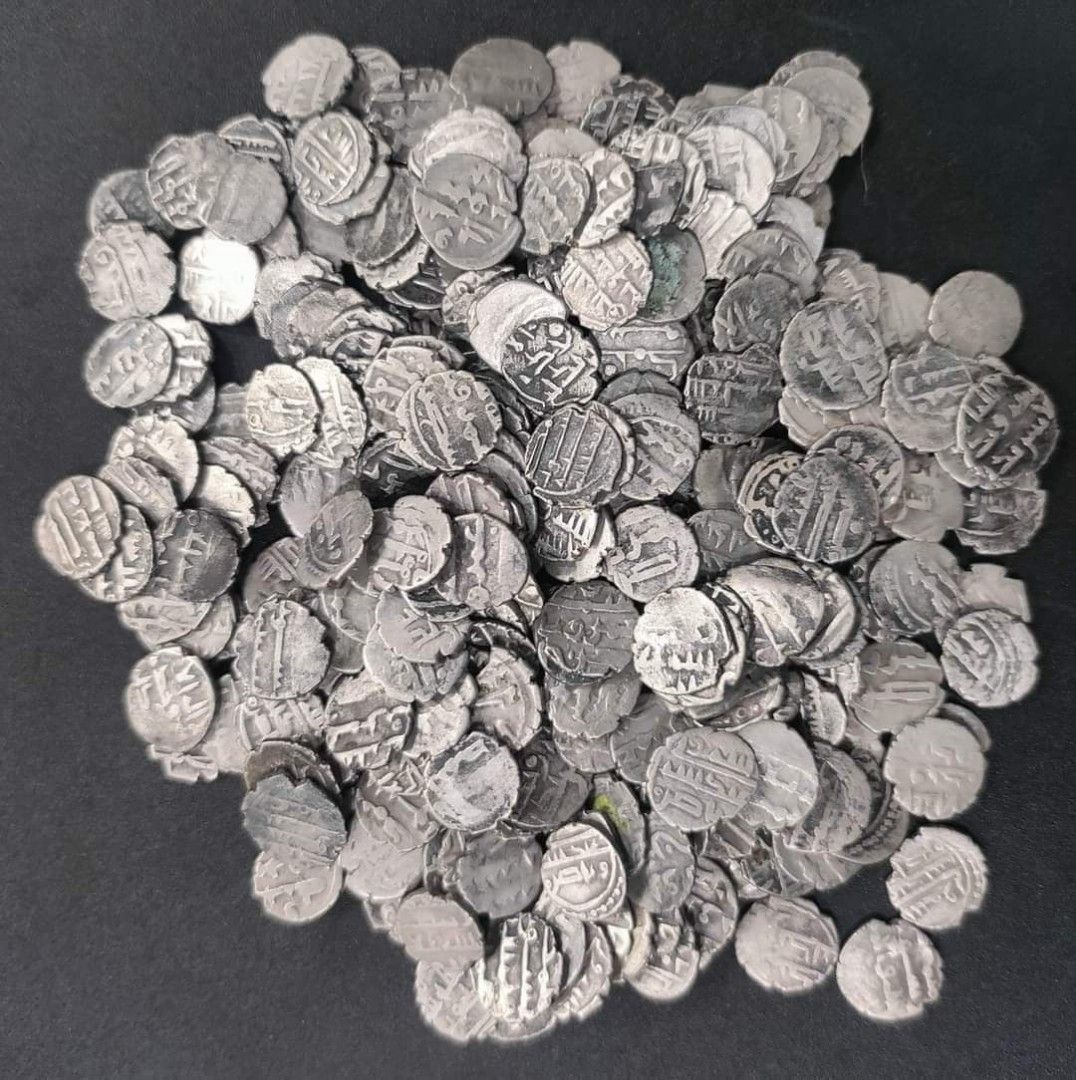 Amirs of Sind (AH 257-421/870-1030 AD), Silver Dirham, shahada legend ...