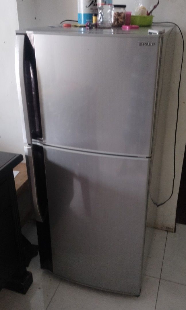 Kulkas Sharp dua pintu bagus, Kitchen & Appliances di Carousell