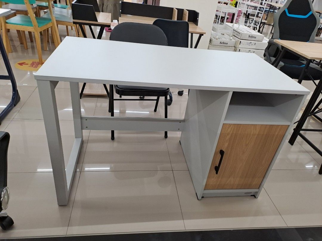 Meja Komputer minimalis, Perabotan Rumah di Carousell