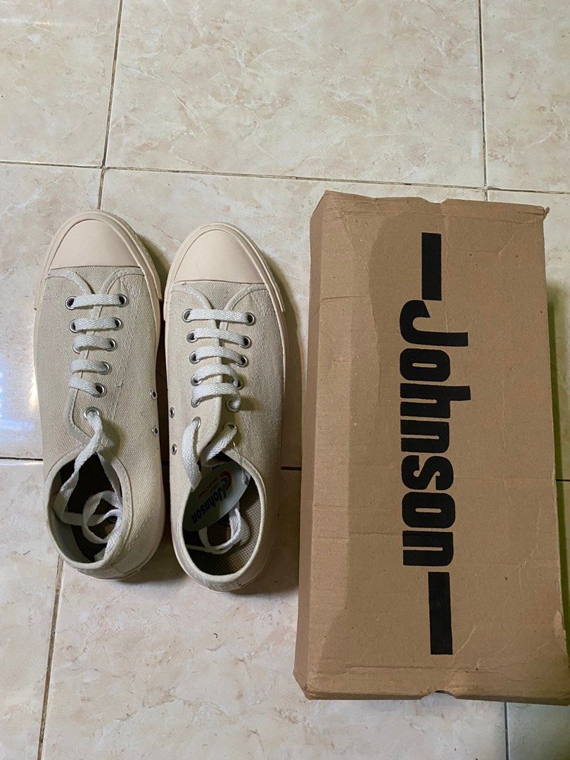 Sepatu johnson warna milky, Fesyen Wanita, Sepatu di Carousell
