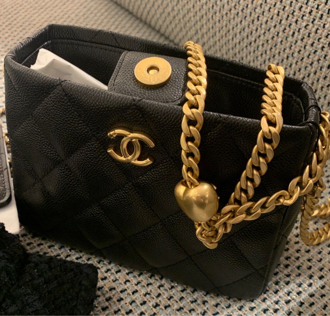 代購全新 Chanel 23P Hobo Sweet Heart 香奈兒黑色魚子醬茘枝粗粒牛皮愛心鏈袋 AS3830, 預購 - Carousell