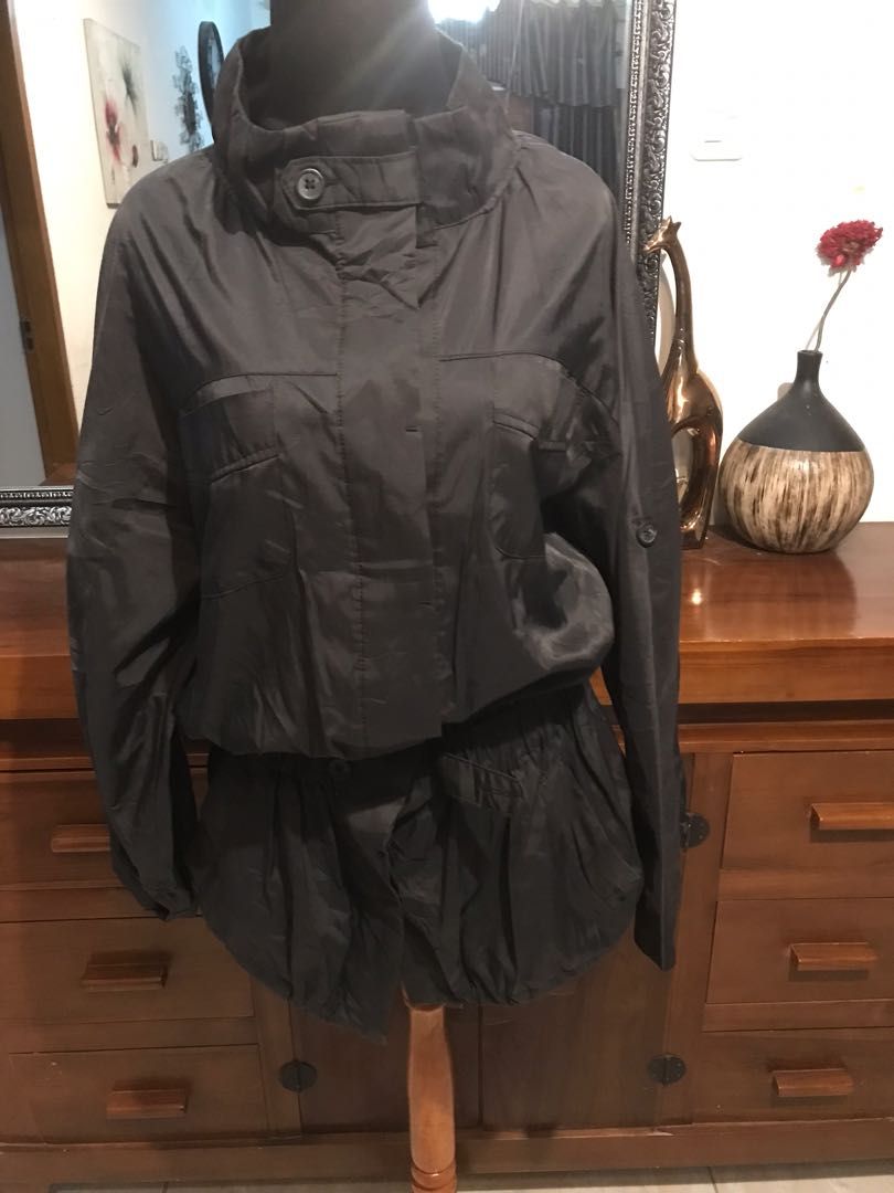 Coat bahan parasit, Fesyen Wanita, Pakaian Wanita, Atasan di Carousell