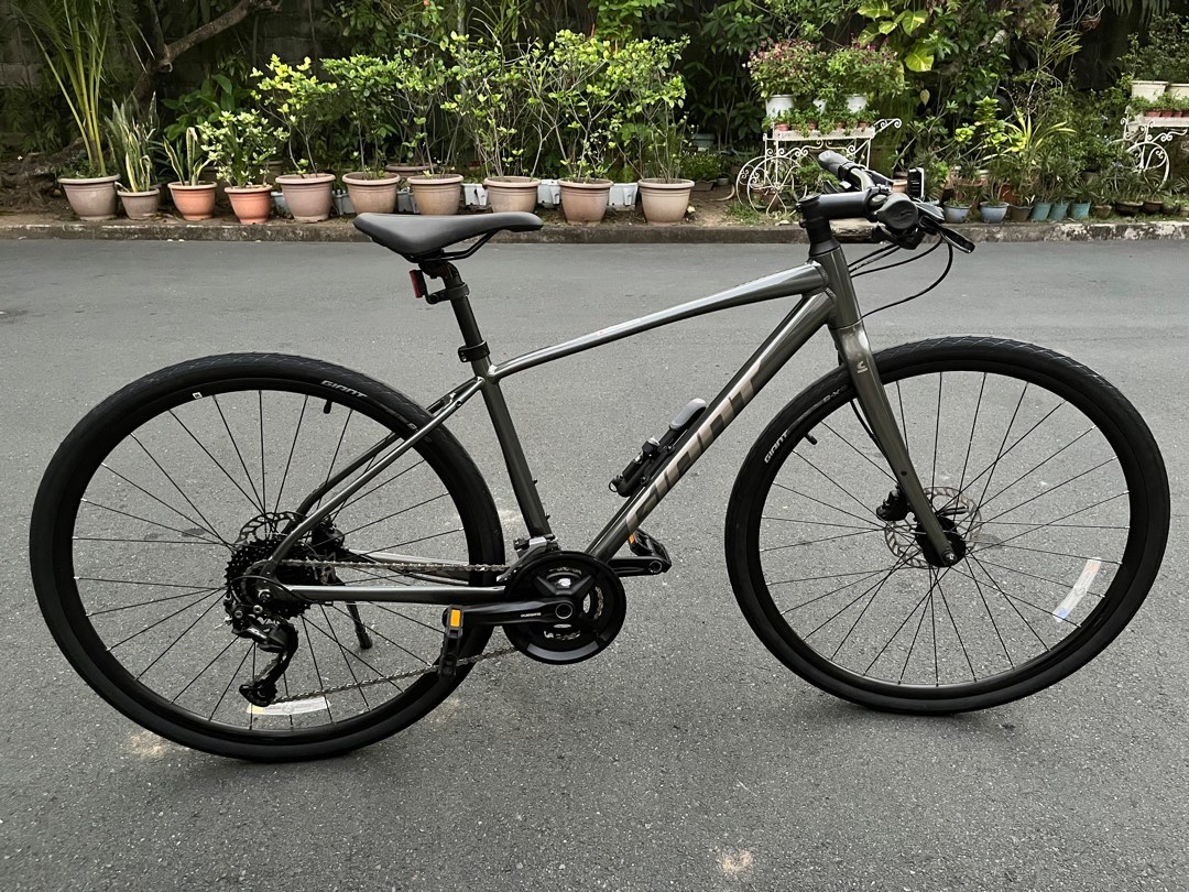 GIANT Escape Disc 1 small 2022 hybrid commuter bike, Sports Equipment ...