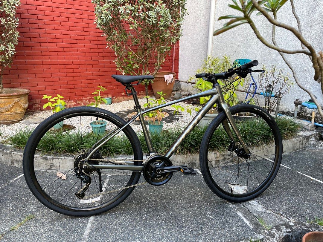 GIANT Escape Disc 1 small 2022 hybrid commuter bike, Sports Equipment ...