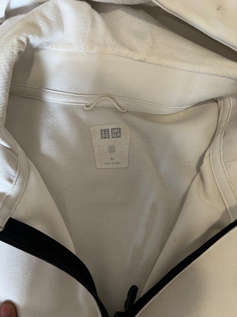 Jacket Uniqlo Putih, Fesyen Pria, Pakaian , Baju Luaran di Carousell