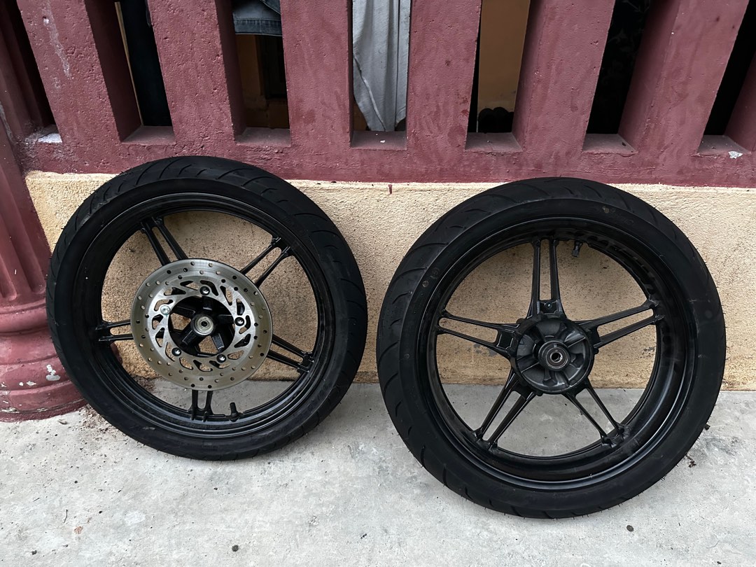 RIM ORIGINAL Y15ZR complete with Tayar Ori Kilang, Motorbikes on Carousell