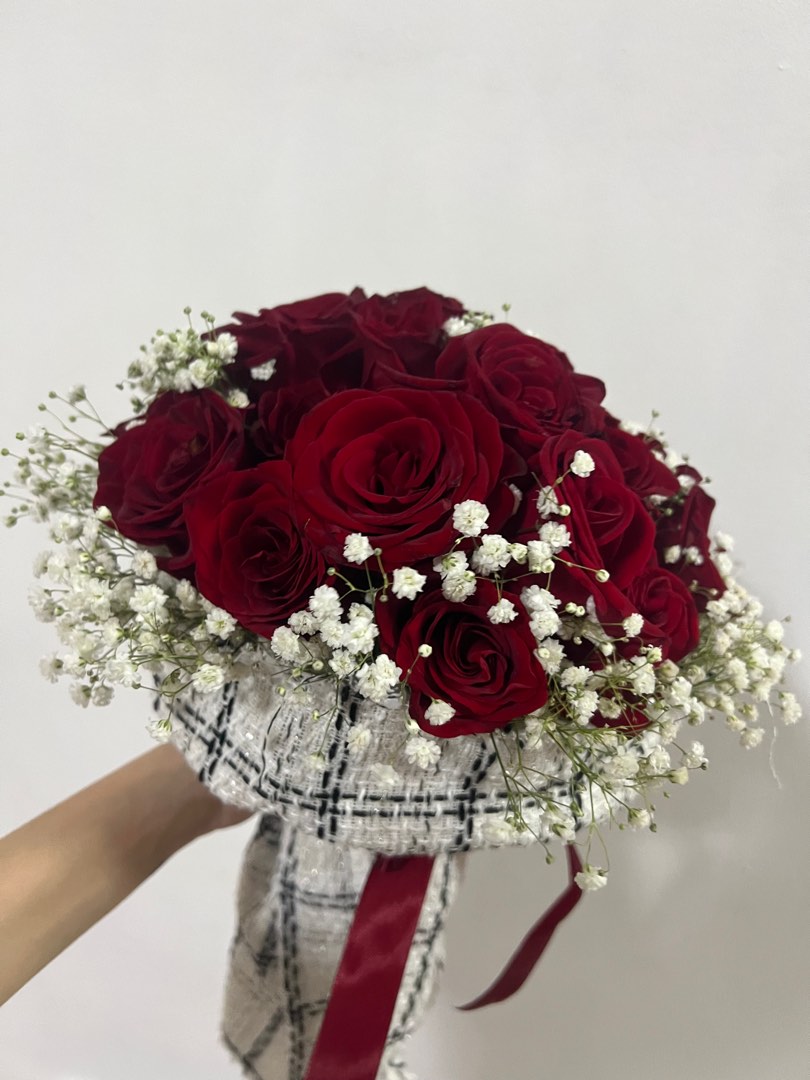 Rounded red roses bouquet, Hobbies & Toys, Flowers & Bouquets on Carousell
