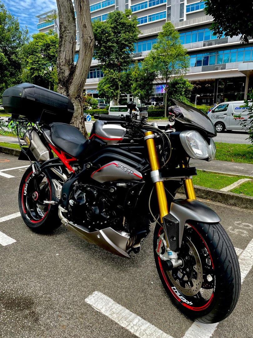 Triumph Speed Triple R ( Fast & Nimble,Coe 7/2032,Prestine Tip Top ...