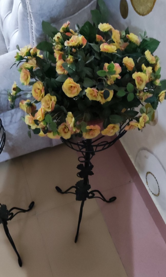 Besi kaki bunga 2 pcs, Furniture & Home Living, Home Decor, Artificial ...