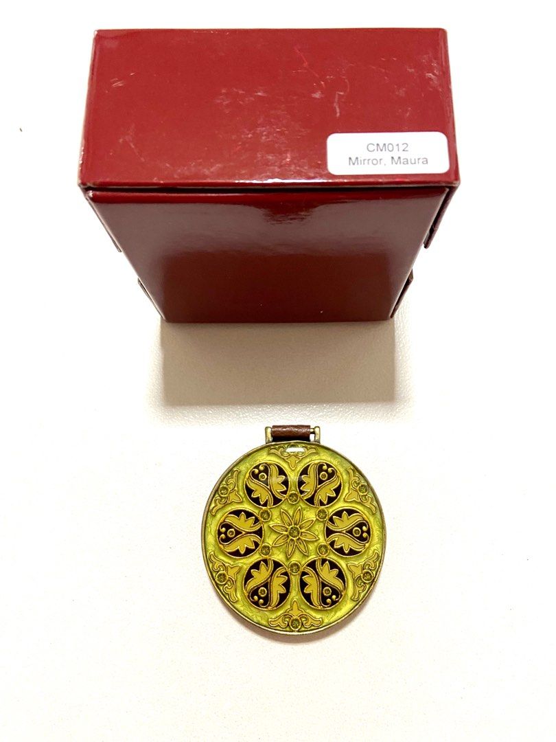 Helen Kelly compact Mirror, Women's Fashion, Watches & Accessories ...