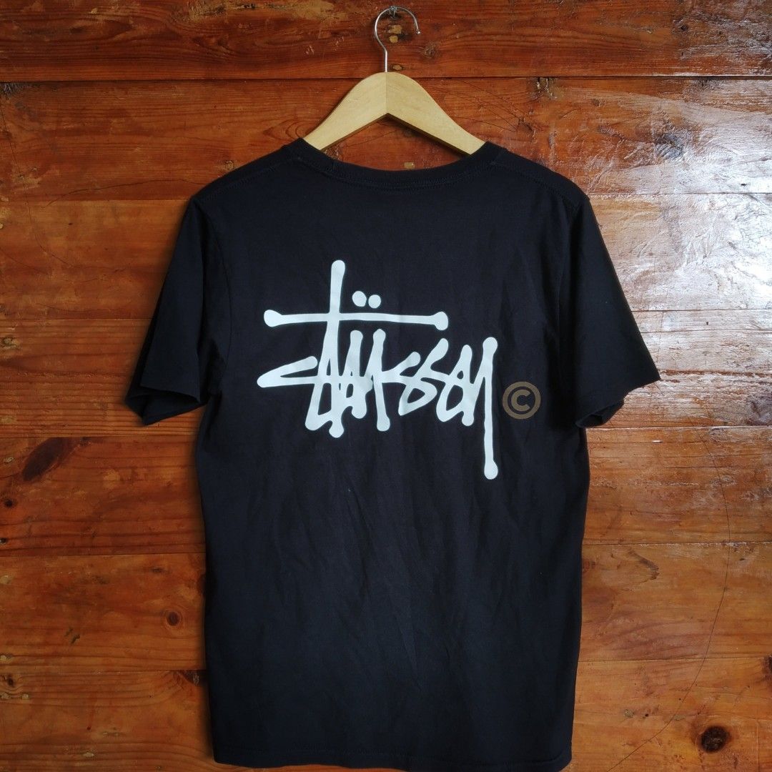 Kaos stussy black logo sign, Fesyen Pria, Pakaian , Atasan di Carousell