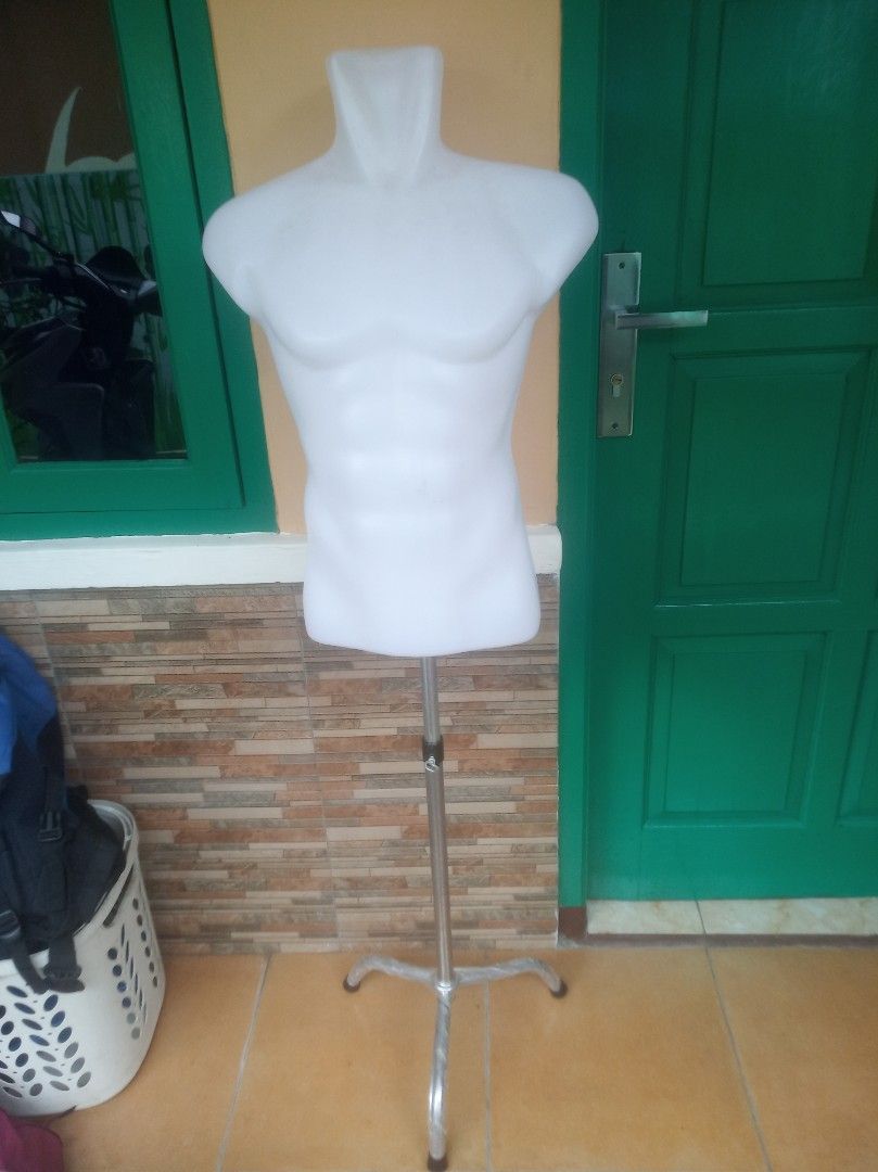 Manekin Body Pria plus tiang, Perabotan Rumah di Carousell