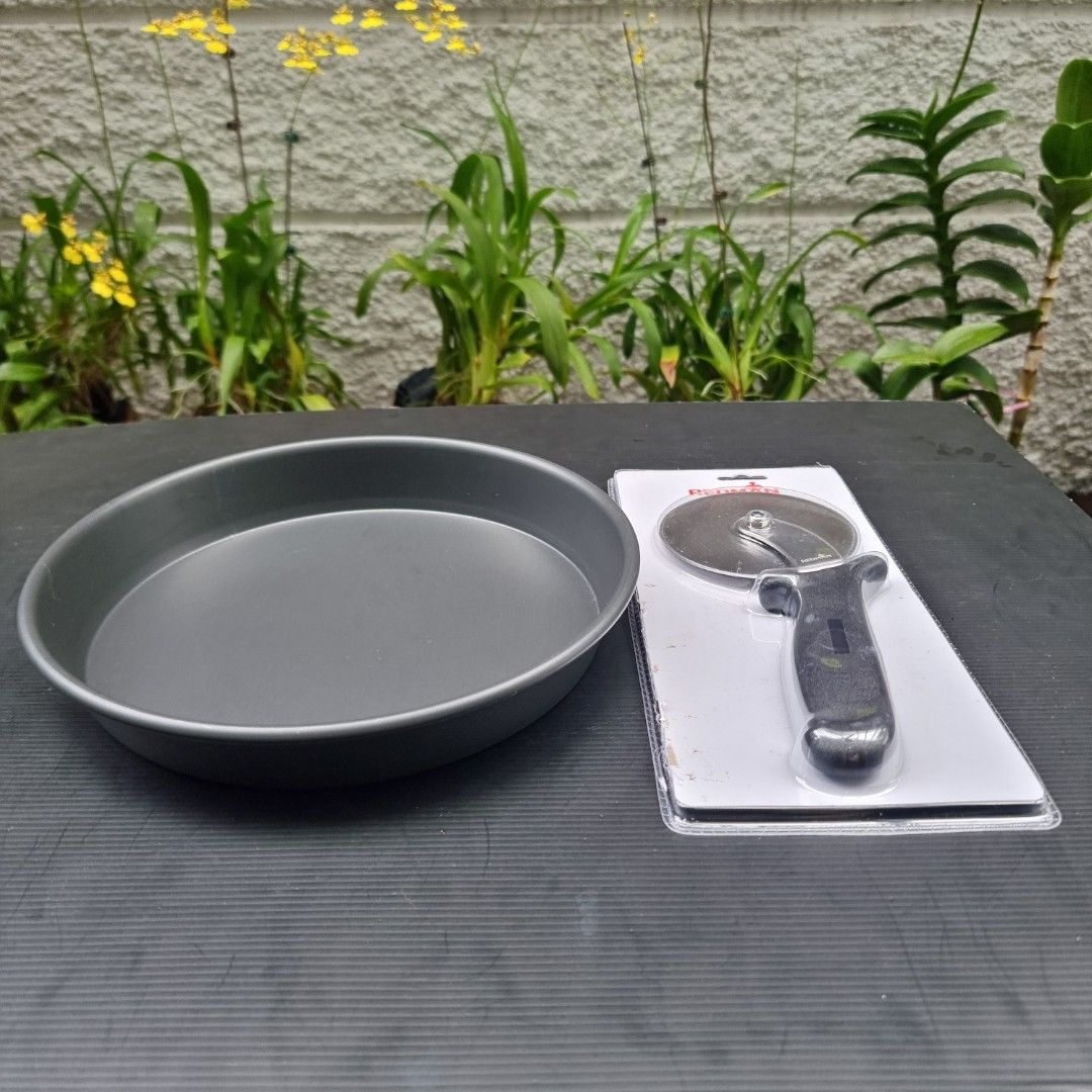 Pizza Pan and Cutter set, Furniture & Home Living, Kitchenware ...