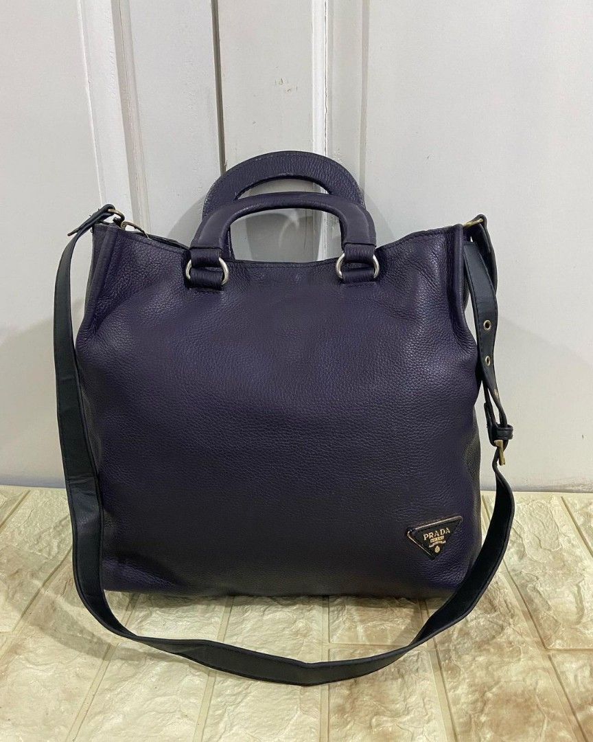 Prada made in Italy kulit asli, Fesyen Wanita, Tas & Dompet di Carousell